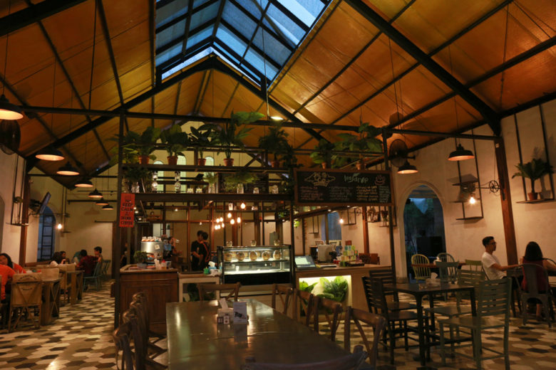 Caffe Latte Review: Bandung | TiptoeingWorld