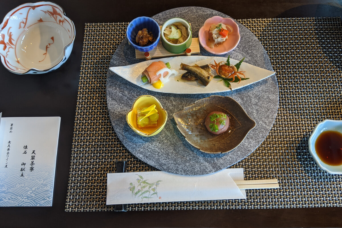 How Traditional Japanese Hotel's Dinner Looks Like | TiptoeingWorld